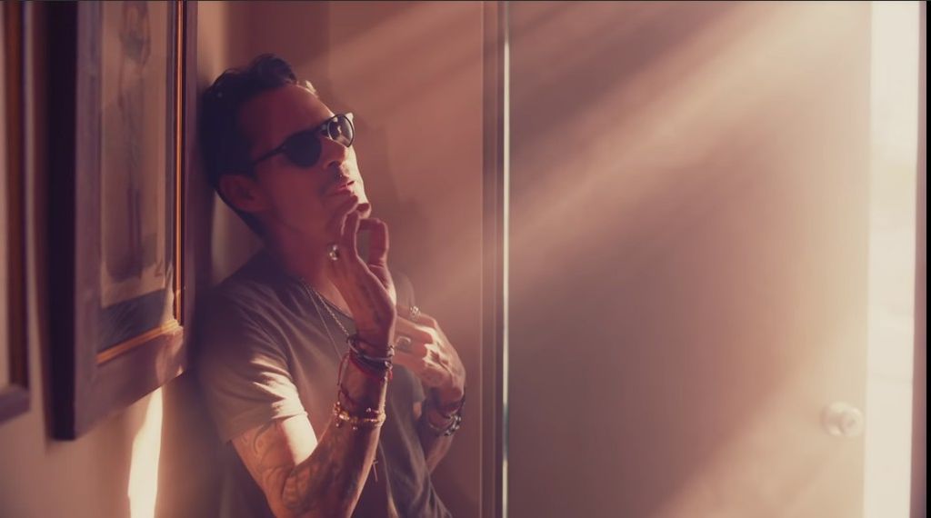 Marc Anthony crede că e vineri | Parecen Viernes [Official Video ...