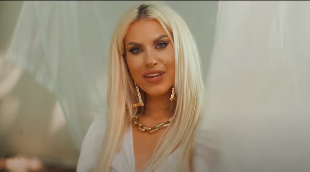 AMNA vrea să ne convingă, „Bine cu mine” | Official Video – Banat FM ...