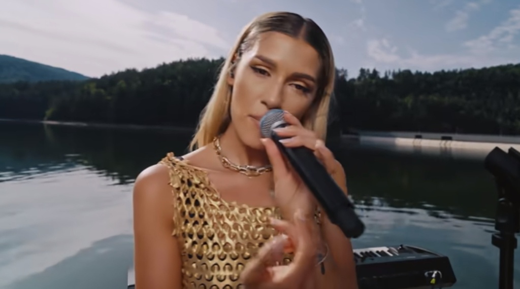 Alina Eremia a înregistrat o versiune live a piesei „Gândurile mele ...